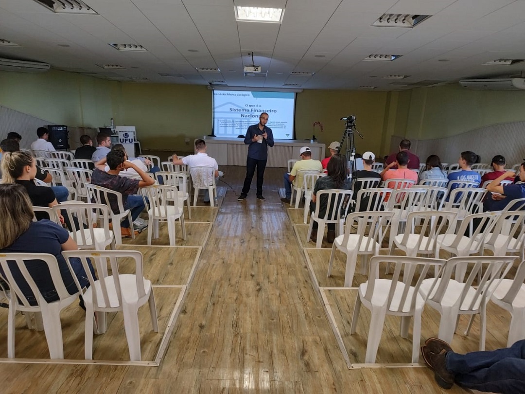Sicoob Coopacredi ministra mini curso na Semana da Agronomia da UFU ...