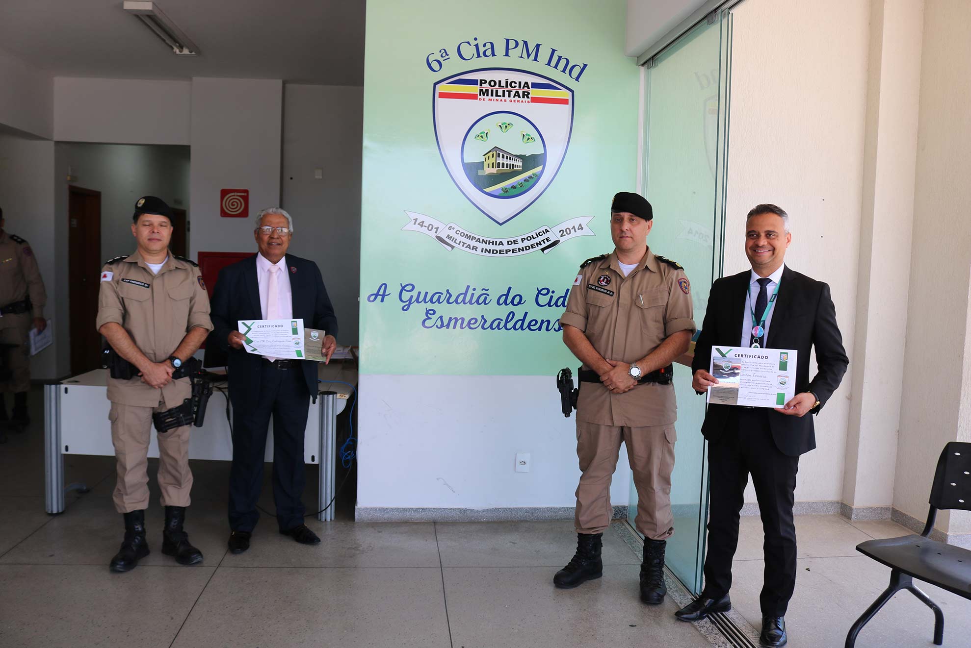 Coopemg formaliza a doação de bebedouro e realiza palestra na 6ª Cia ...