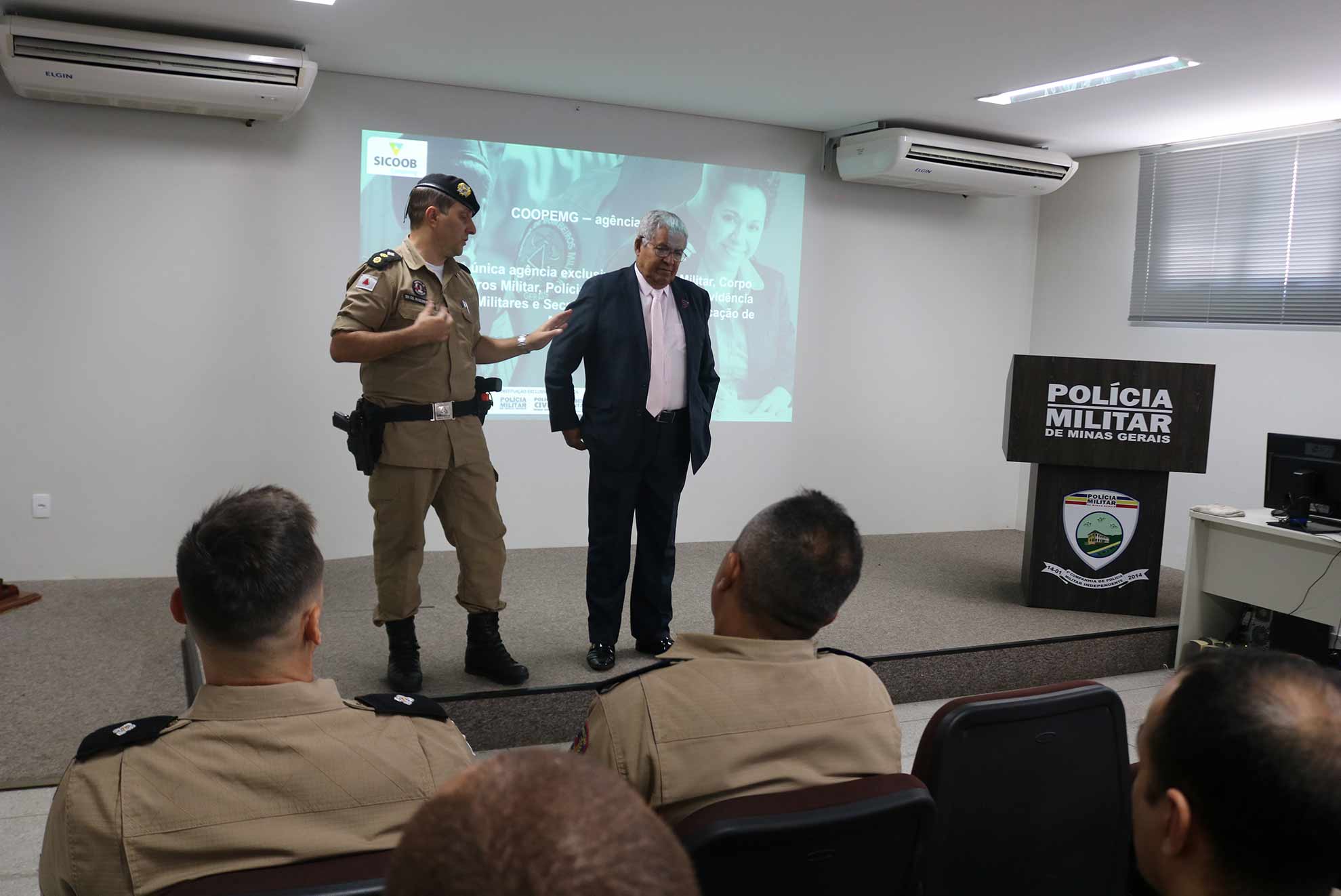 Coopemg formaliza a doação de bebedouro e realiza palestra na 6ª Cia ...