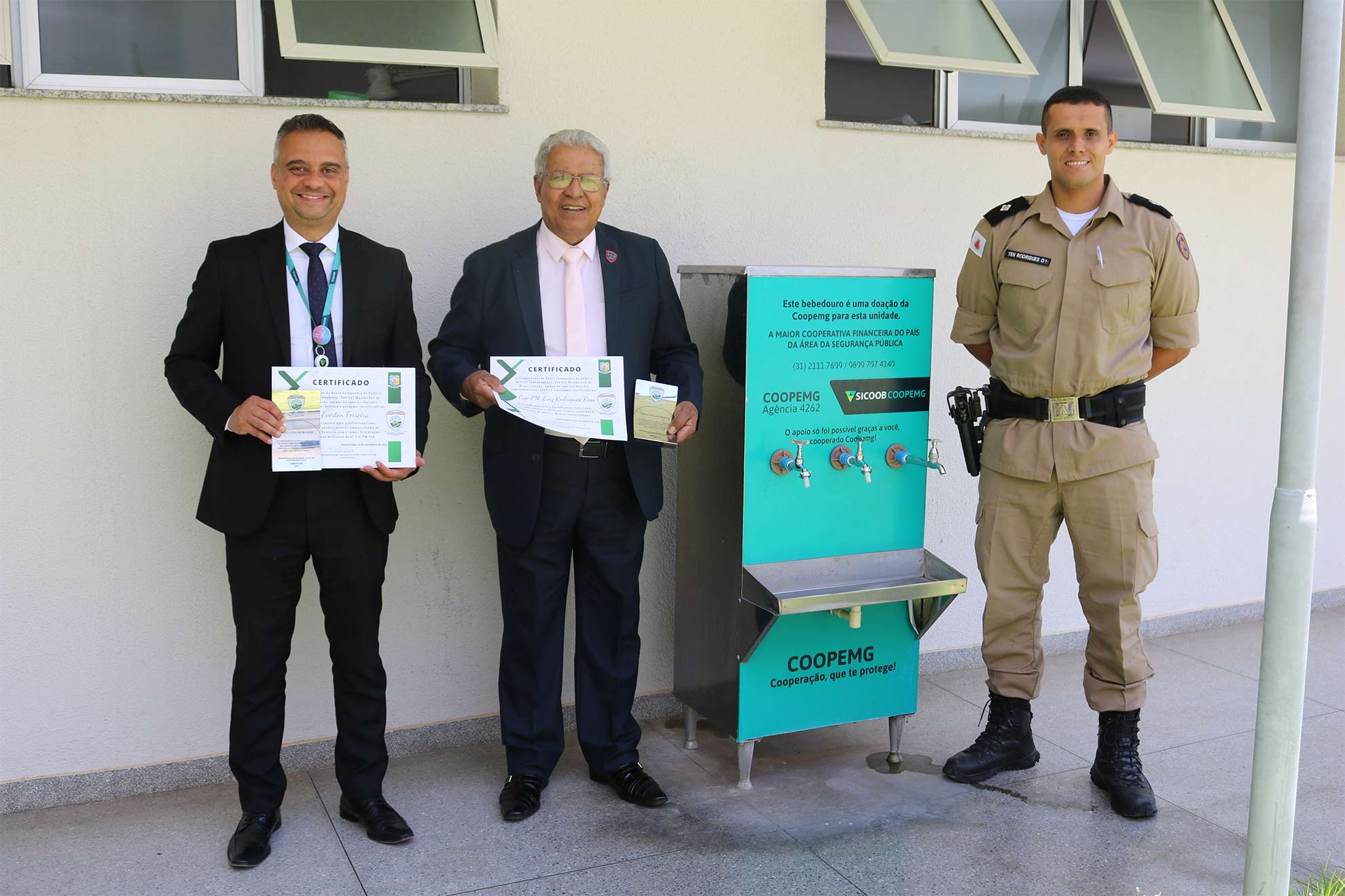 Coopemg formaliza a doação de bebedouro e realiza palestra na 6ª Cia ...